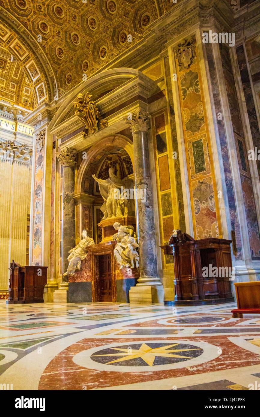 Lavish interior of the Papal Basilica of Saint Peter in the Vaticana ...
