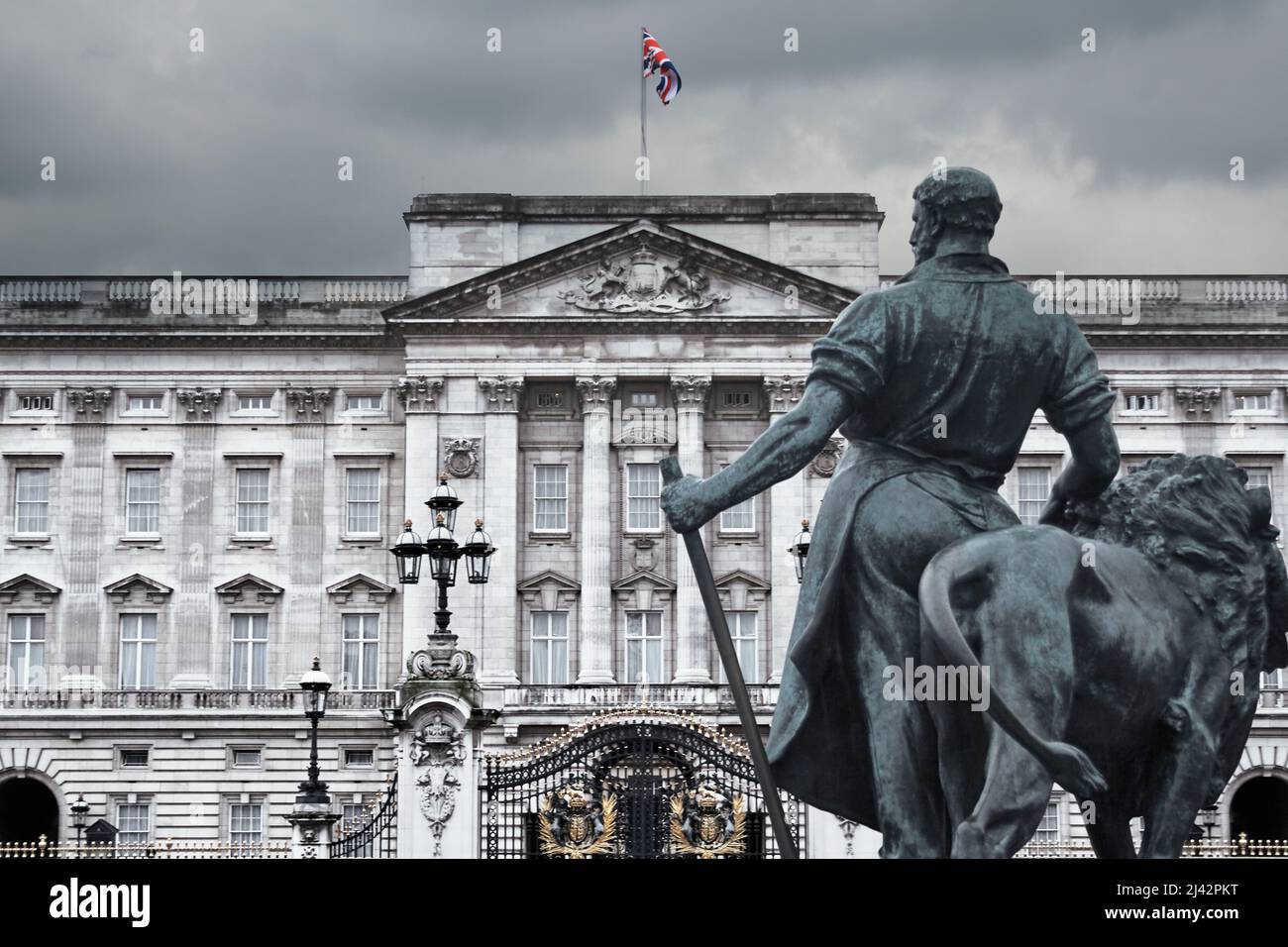 Buckingham palace flying the flag hi-res stock photography and images ...