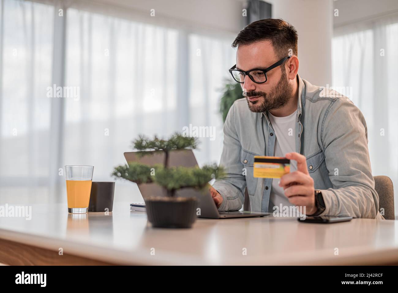 Bank balance hi-res stock photography and images - Alamy