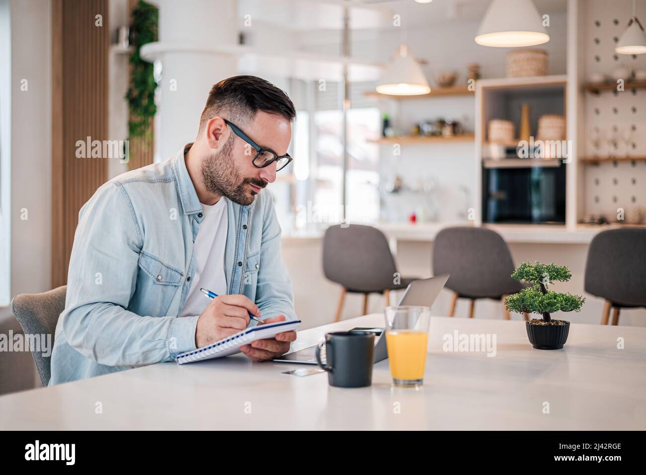 Focused employee taking notes hi-res stock photography and images - Alamy