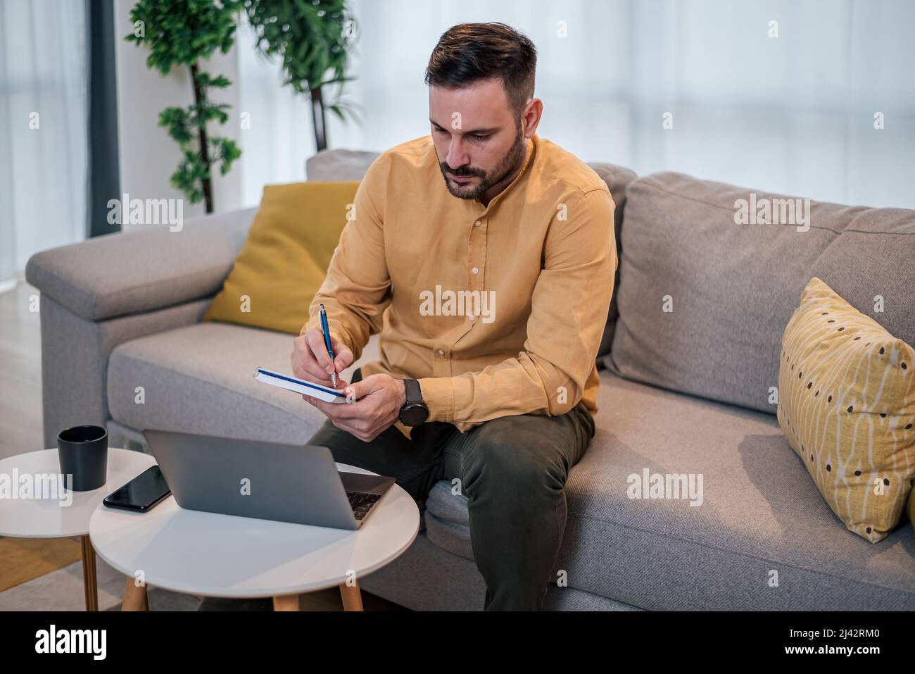 Comparing notes hi-res stock photography and images - Alamy