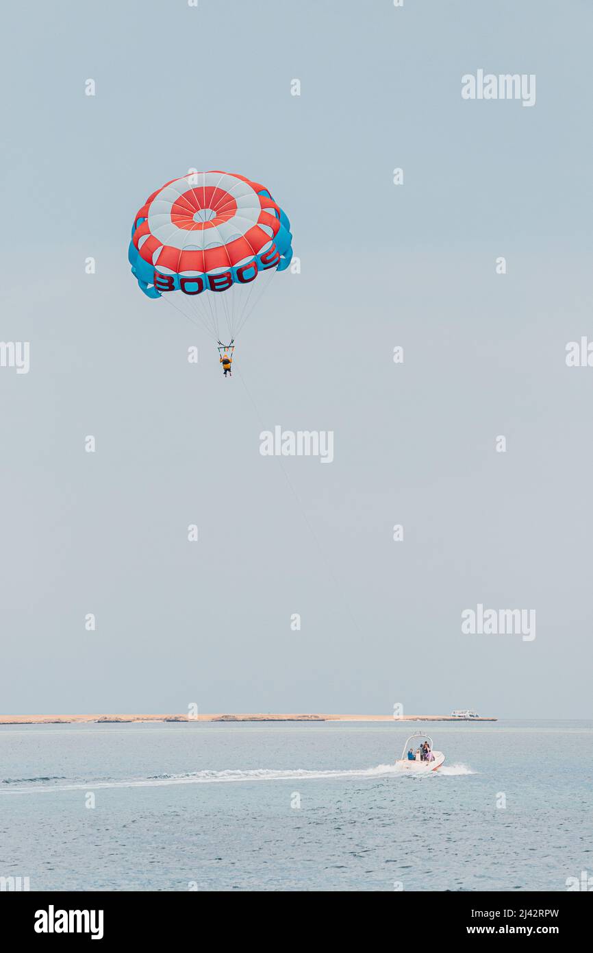 09 January 2022, Hurghada, Egypt: Parachute and paragliding sea ...