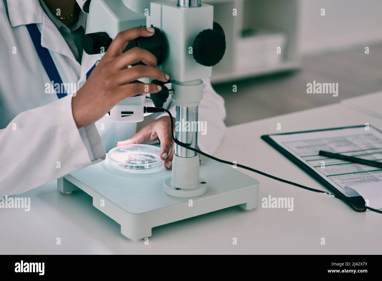 Indian women working microscope hi-res stock photography and images - Alamy
