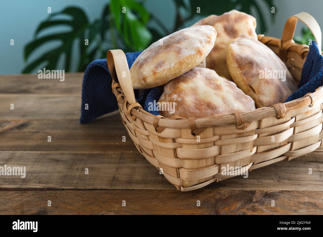 Traditional arab basket hi-res stock photography and images - Alamy