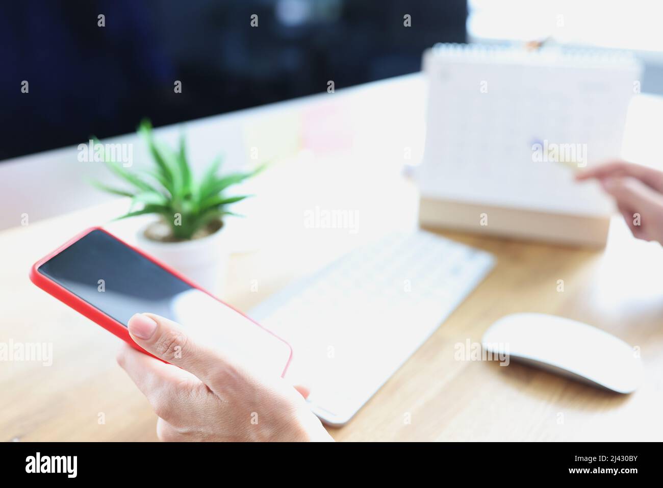 Smartphone in hand of people at workplace Stock Photo - Alamy