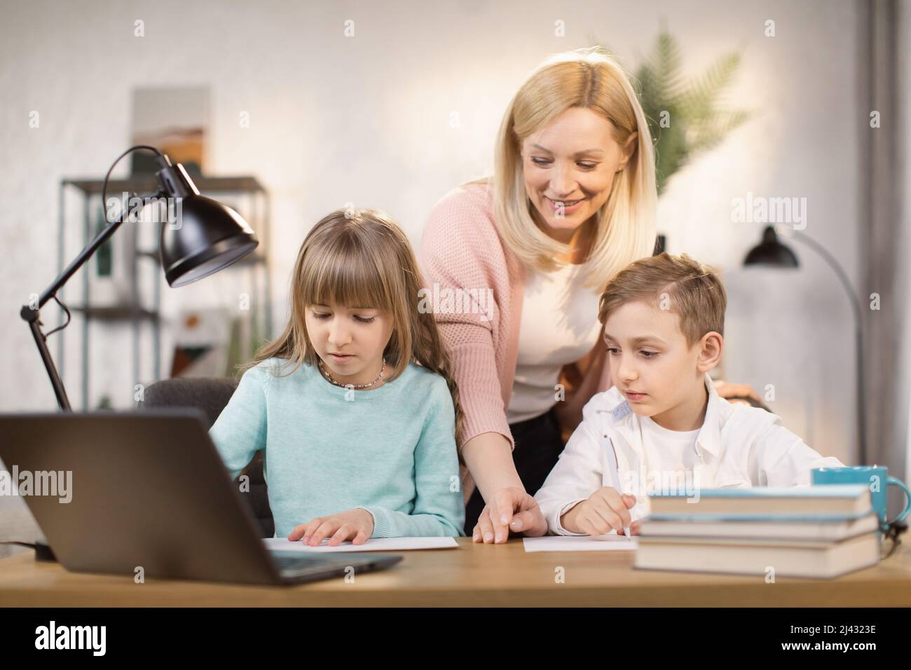 Teenager laptop mother behind hi-res stock photography and images - Alamy