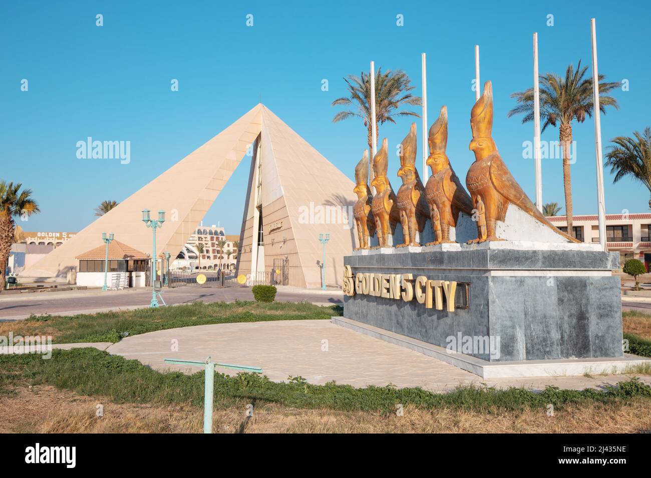 Golden pyramid house hi-res stock photography and images - Alamy