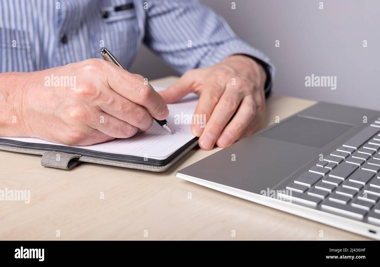 Male hand taking notes hi-res stock photography and images - Alamy