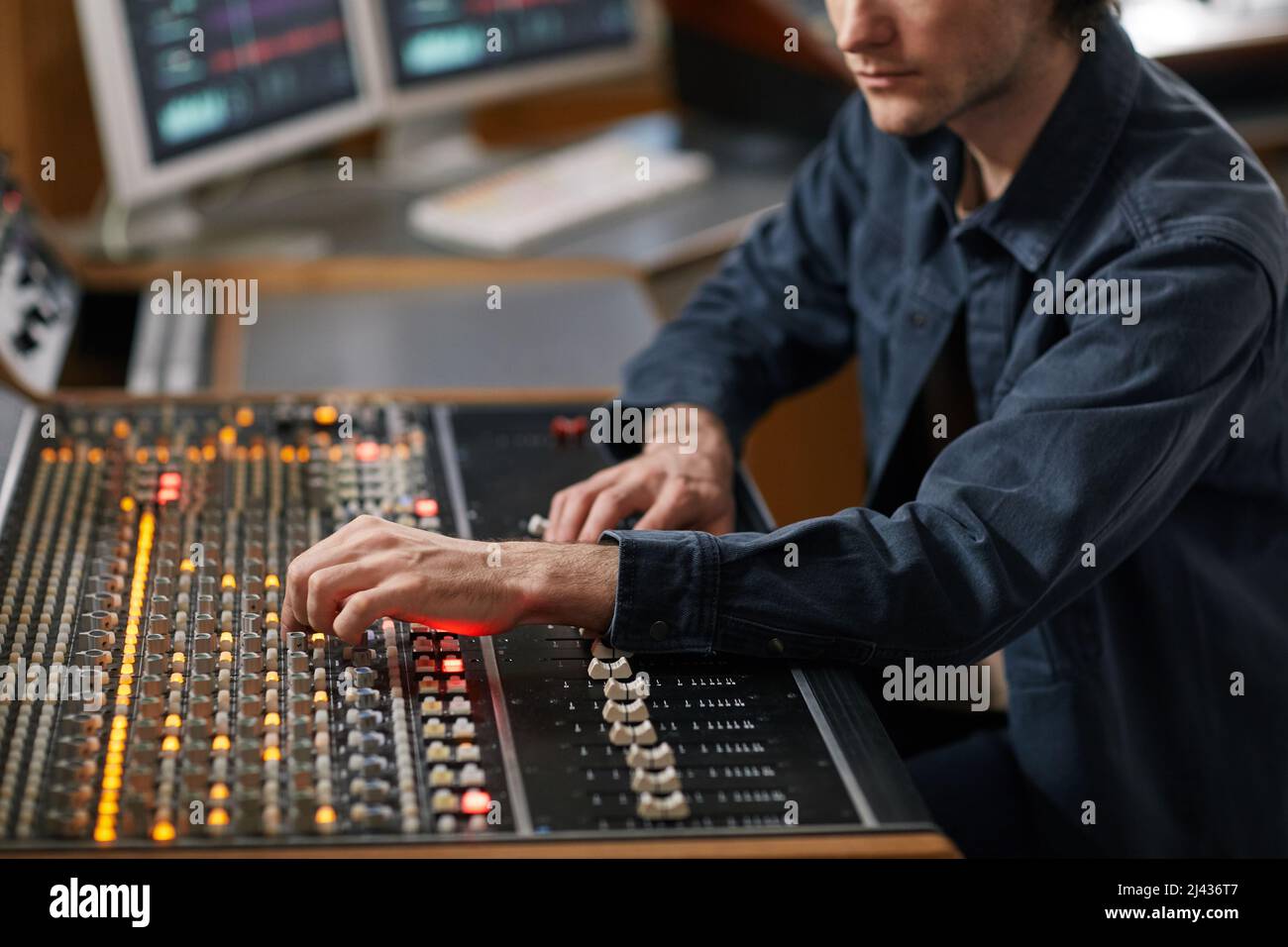 Digital audio workstation hi-res stock photography and images - Alamy