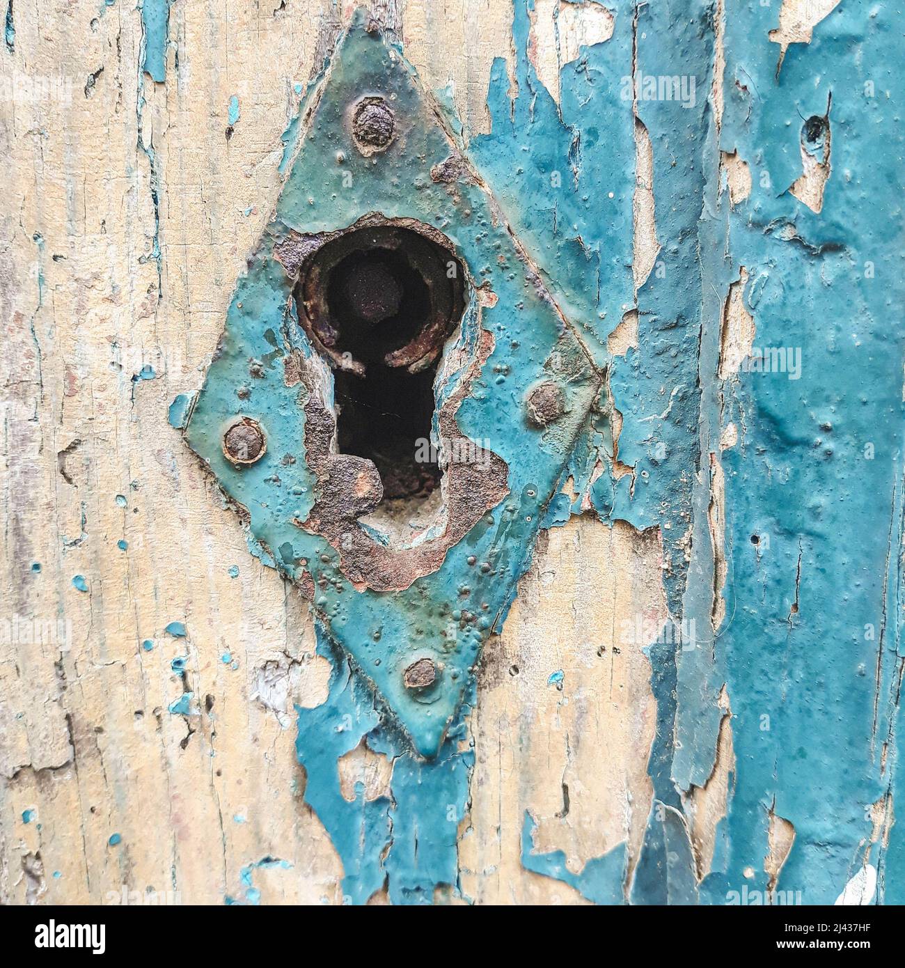 Front gate lock hi-res stock photography and images - Alamy