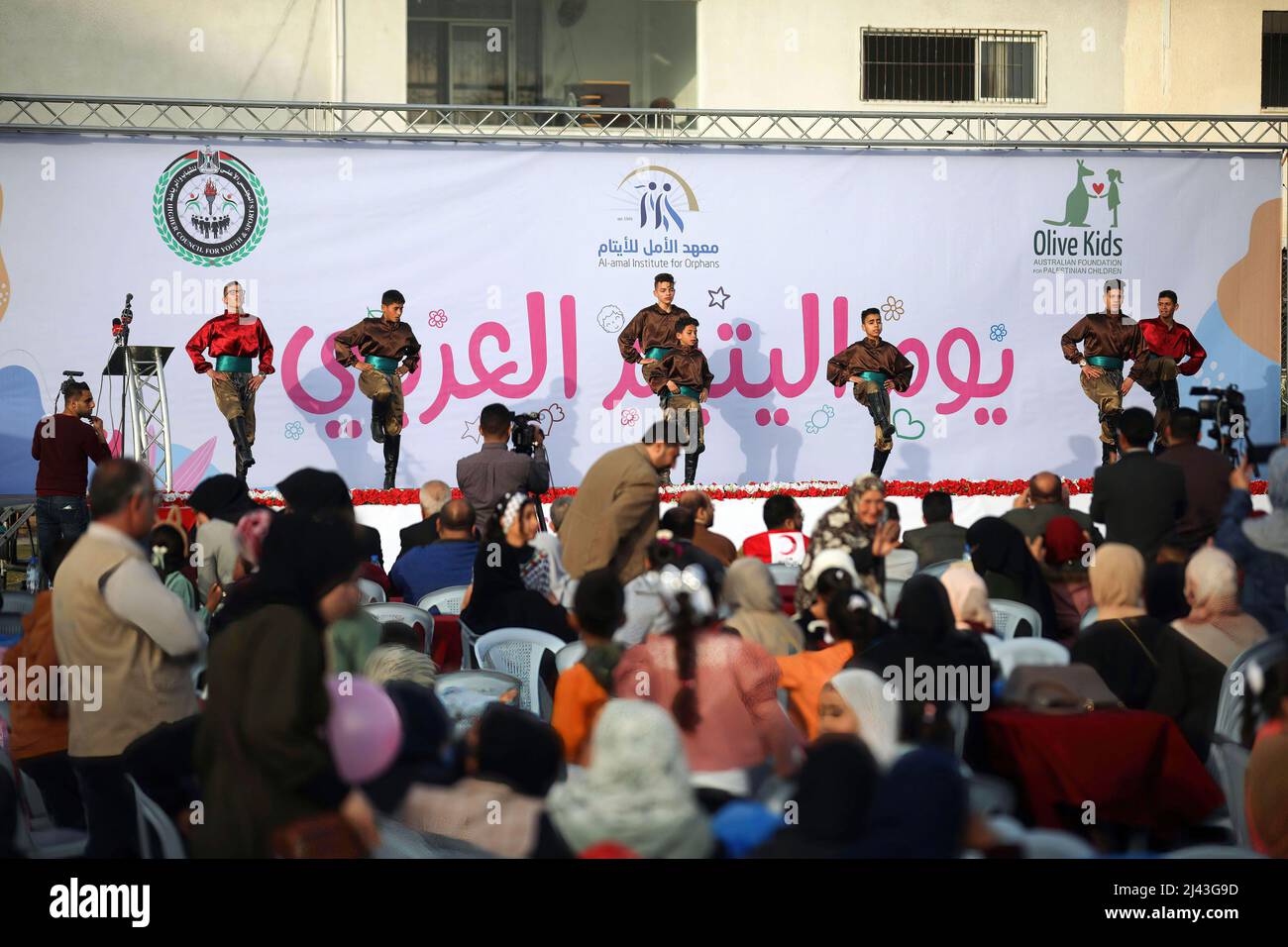 Dabkeh show hi-res stock photography and images - Alamy