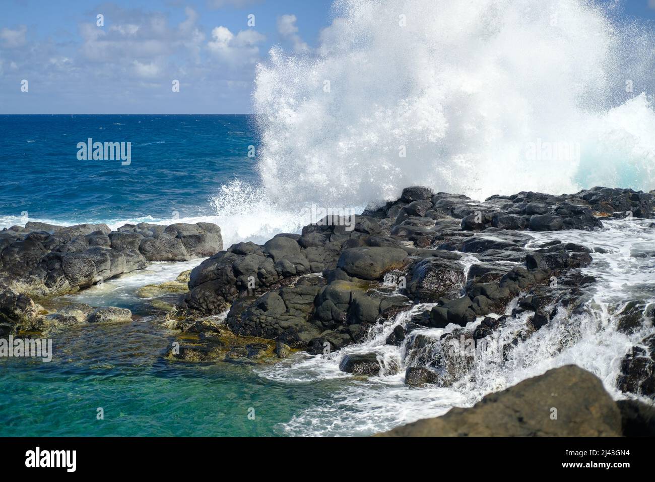Ocean waves hitting rocks hi-res stock photography and images - Alamy