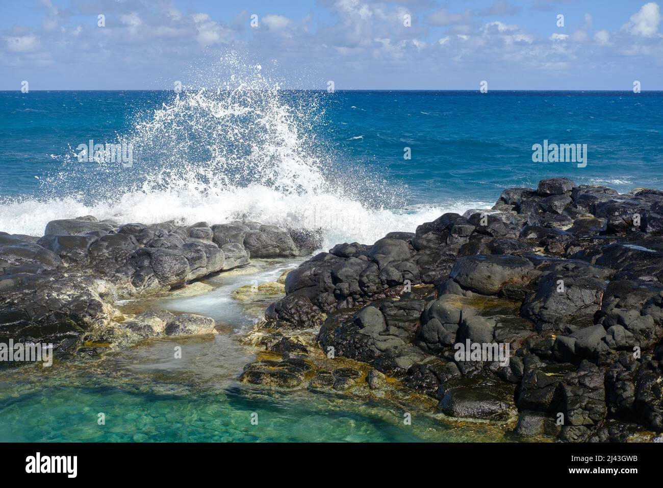 Ocean waves hitting rocks hi-res stock photography and images - Alamy