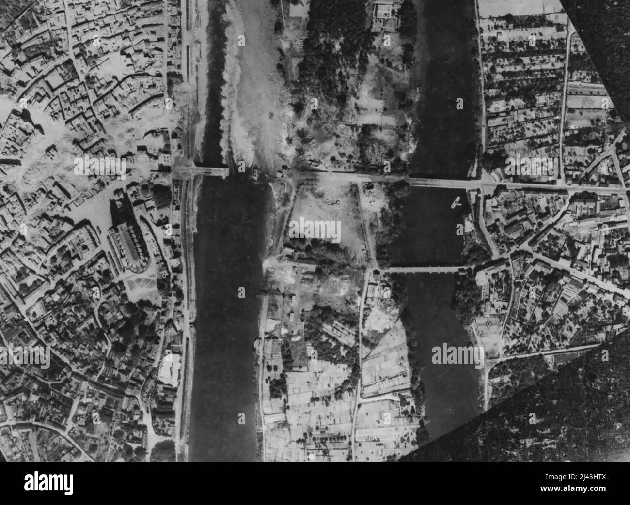 Archival bridge over the seine river hi-res stock photography and ...
