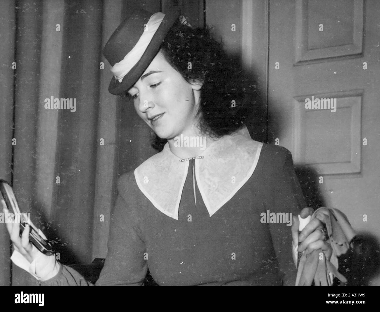 Brigadier Wingate's Medal Received By His Wife -- Mrs. Wingate, wife of ...