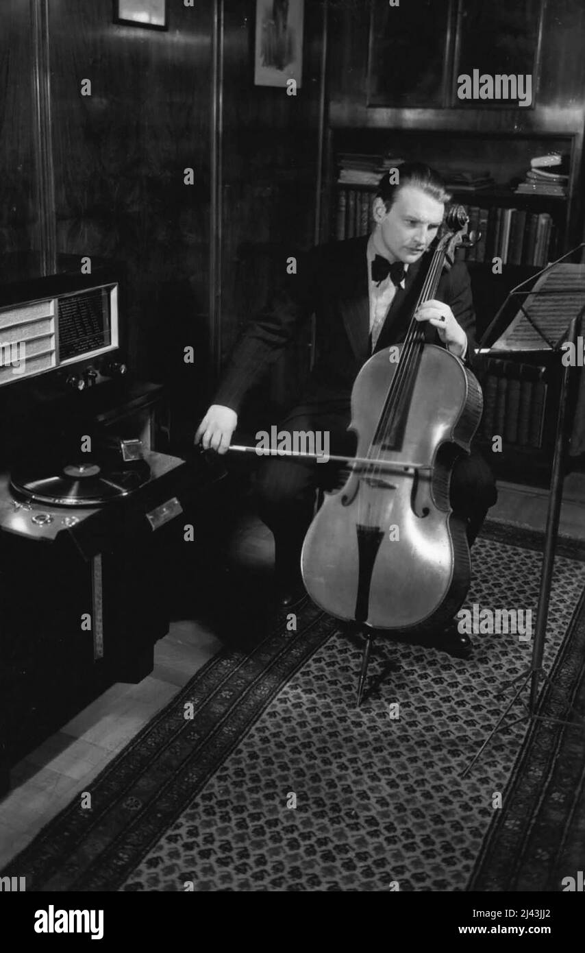 Cello - Instrument Music. August 24, 1942 Stock Photo - Alamy