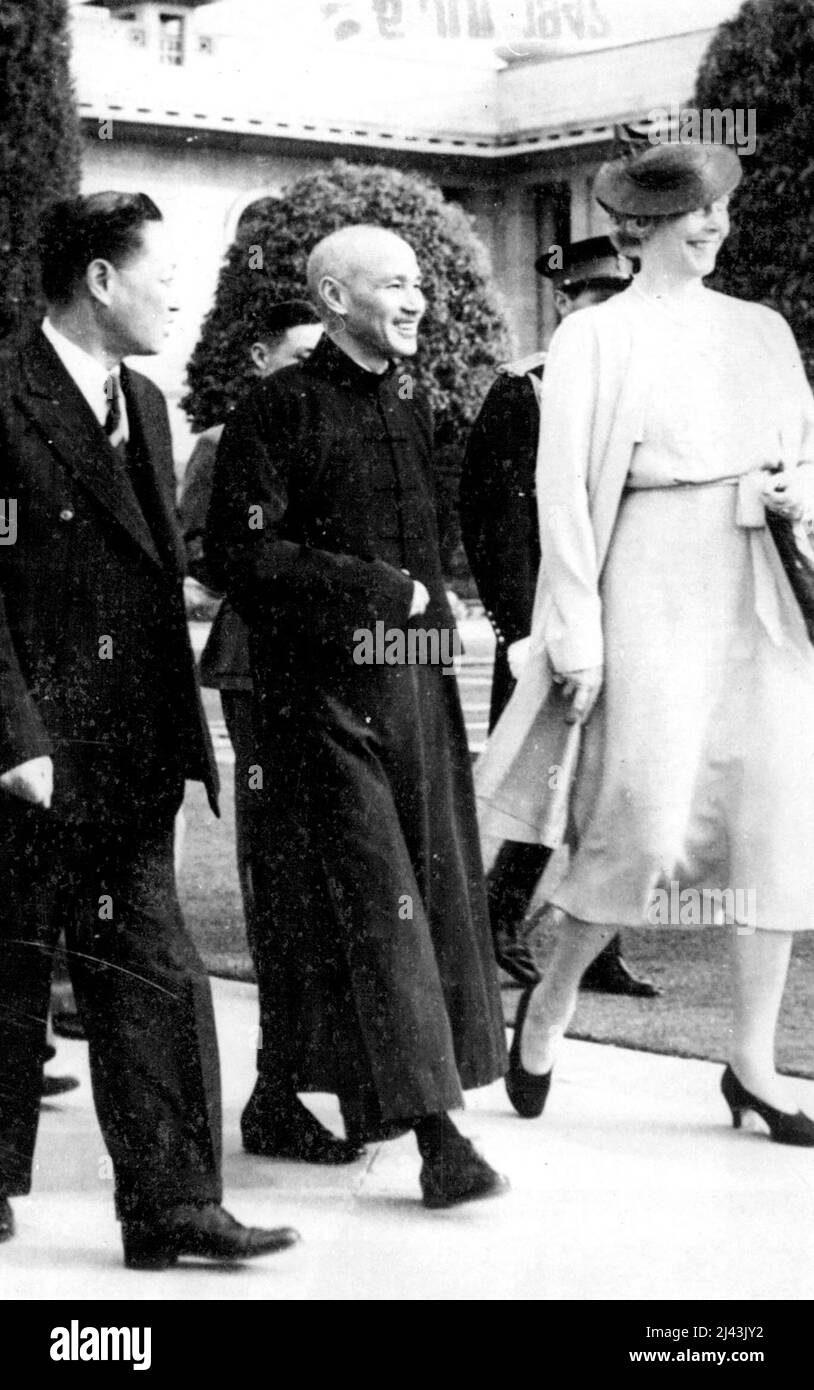 Marshal Chiang Kai-Shek In India -- Lady Linlithgow and Marshal Chiang ...