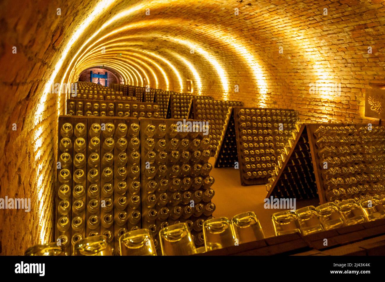 Sparkling white and rose wine production by traditional methods in ...