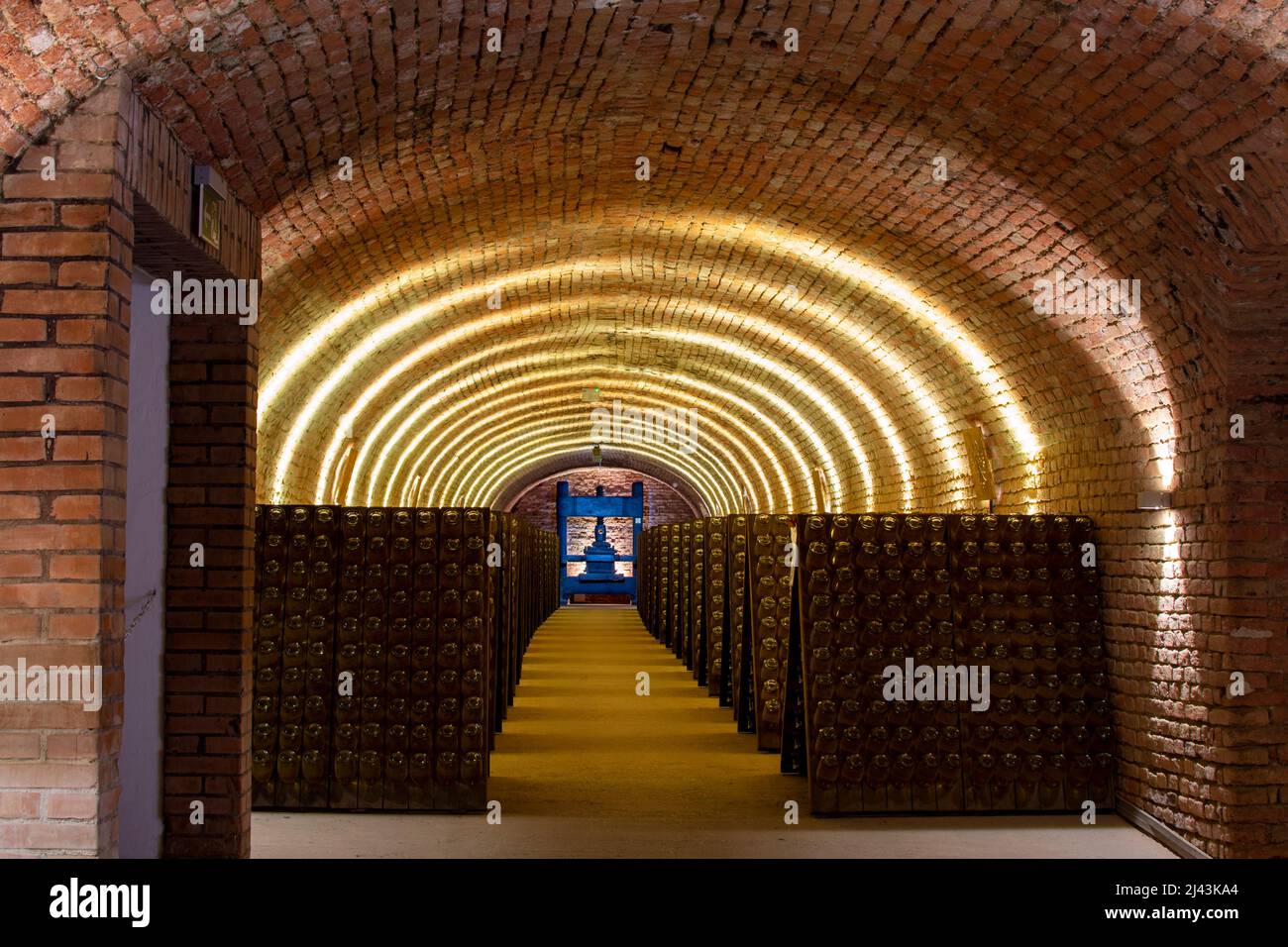 Sparkling white and rose wine production by traditional methods in ...