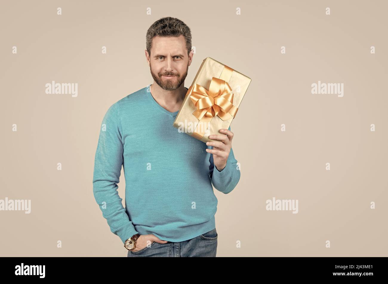 Handsome man giving gift box hi-res stock photography and images - Alamy
