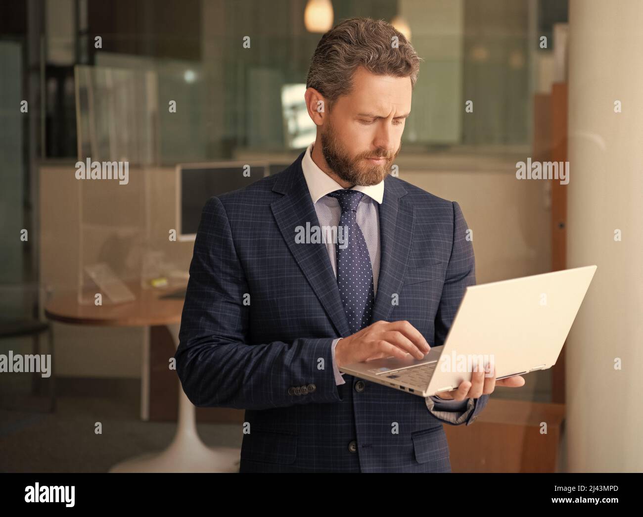 Online programmer hi-res stock photography and images - Alamy