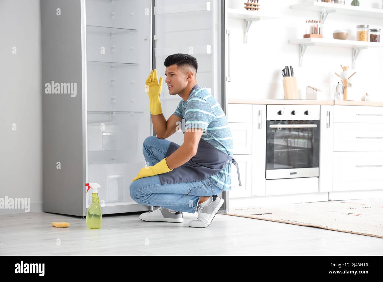 Helpless man in kitchen hi-res stock photography and images - Alamy