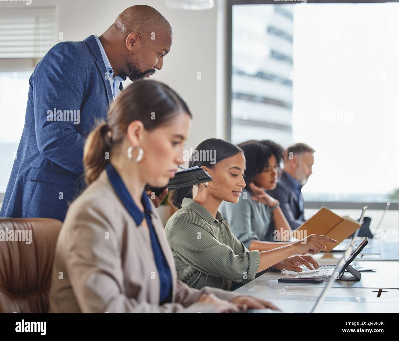 Call center agent assisting hi-res stock photography and images - Alamy