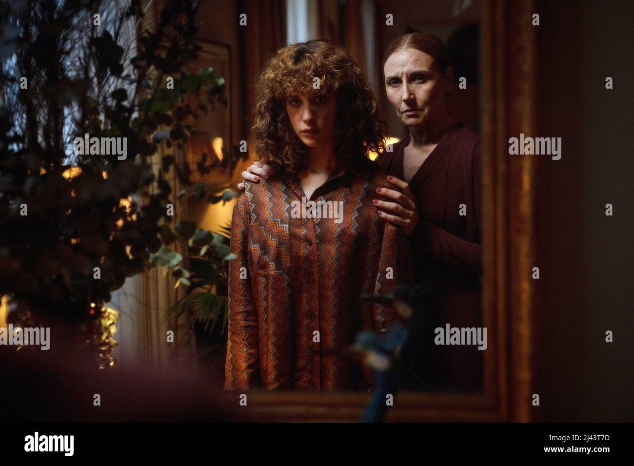 DANCING ON GLASS, (aka LAS NINAS DE CRISTAL), from left: Maria Pedraza ...