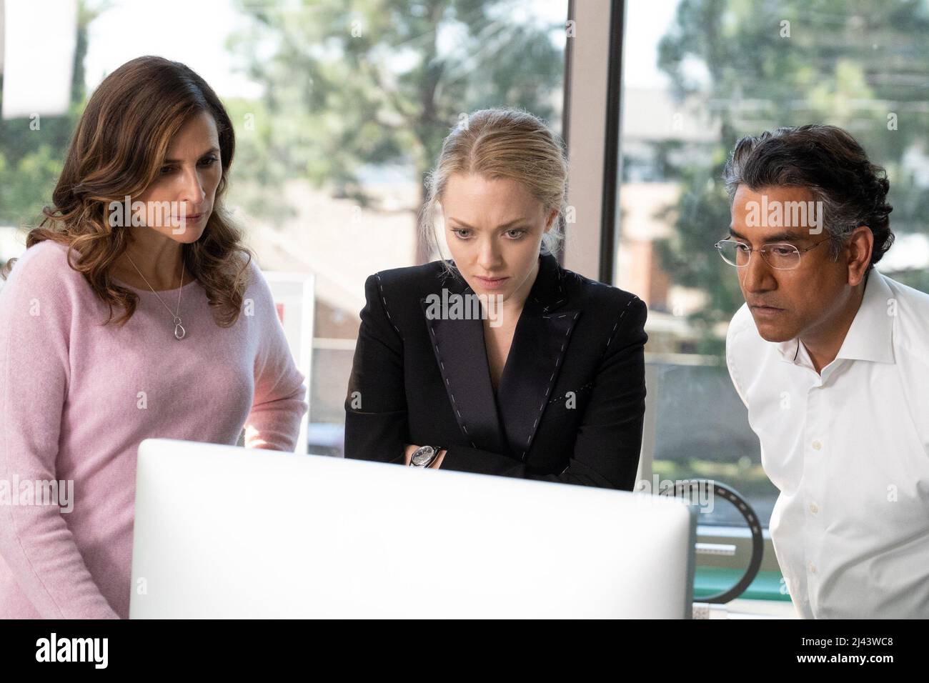 THE DROPOUT, from left: Michaela Watkins as Linda Tanner, Amanda ...