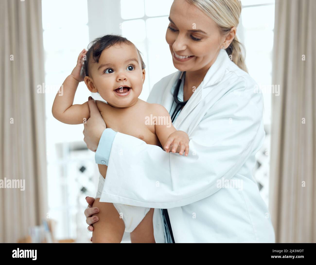 Doctor carrying a newborn baby hi-res stock photography and images - Alamy