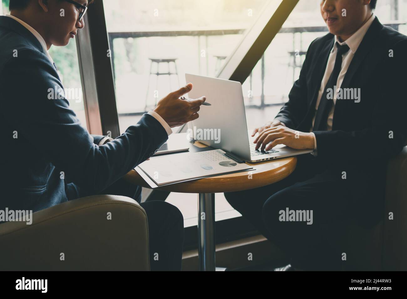 Financial statements computer screen hi-res stock photography and ...