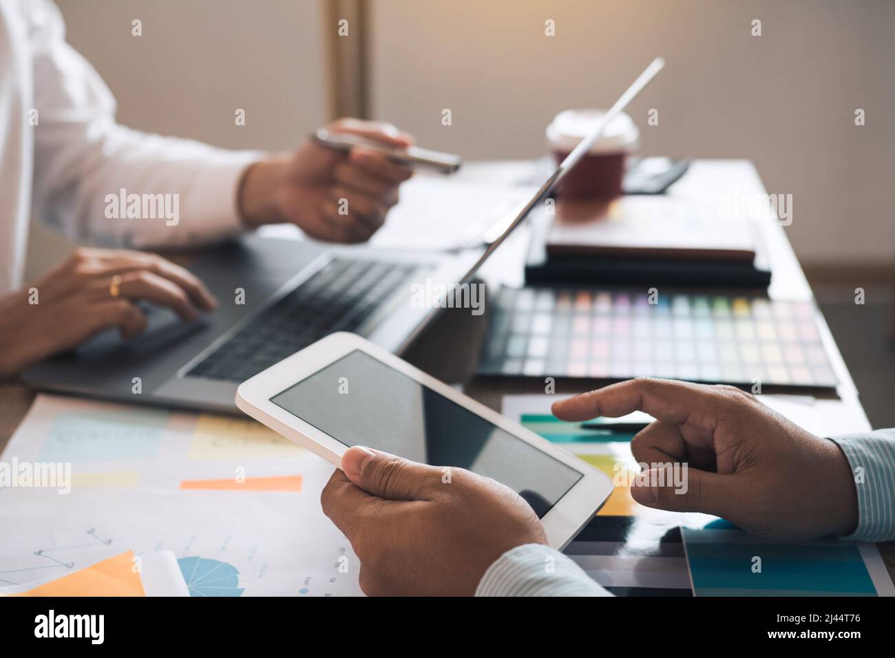 Financial statements computer screen hi-res stock photography and ...