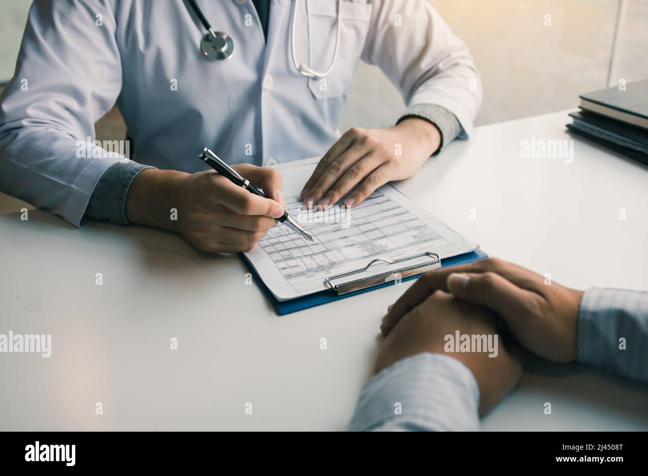Doctor patient medication explain hi-res stock photography and images ...