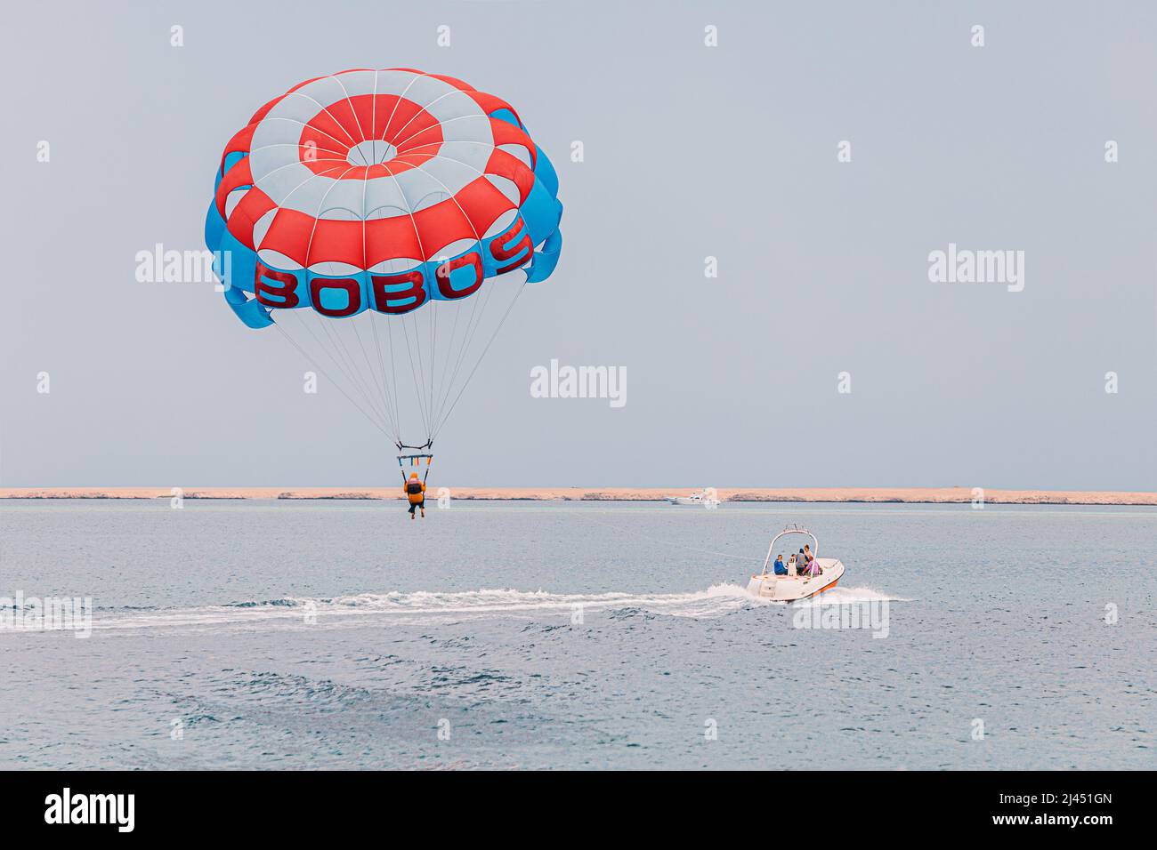 09 January 2022, Hurghada, Egypt: Parachute and paragliding sea ...