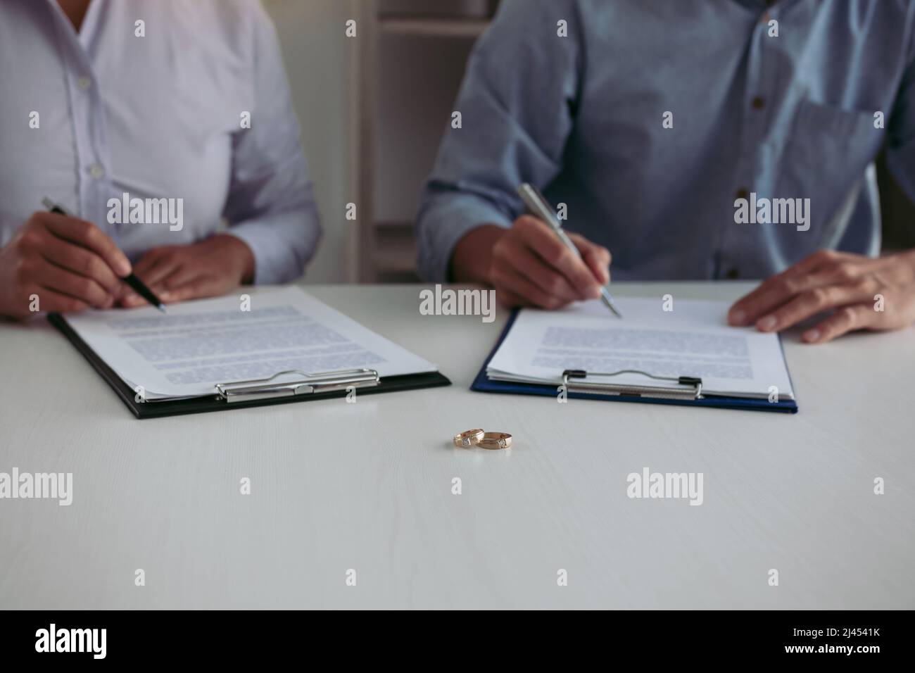 Husband and wife crate signing divorce documents at lawyer office Stock ...