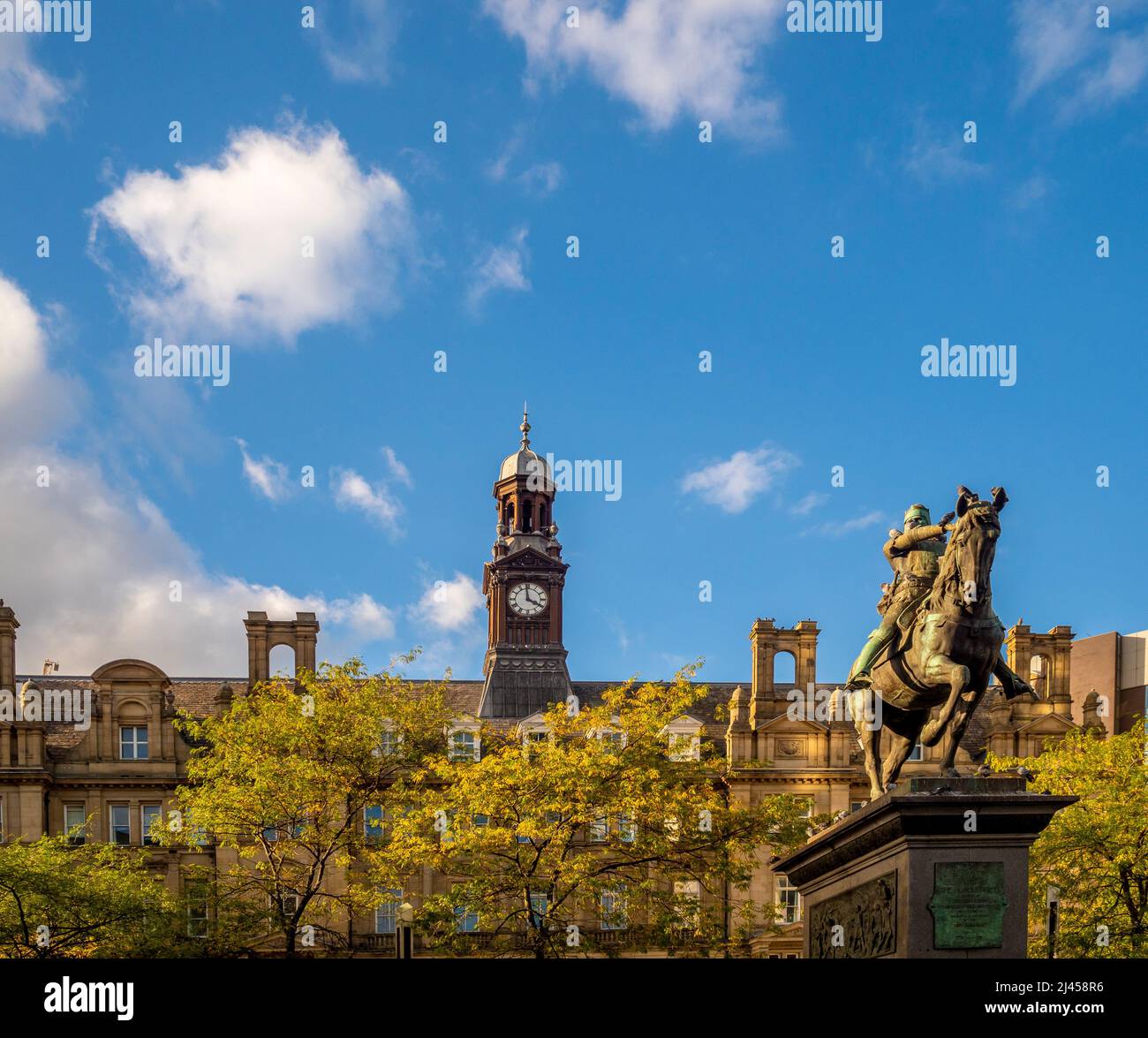 Leeds united bronze statue hi-res stock photography and images - Alamy