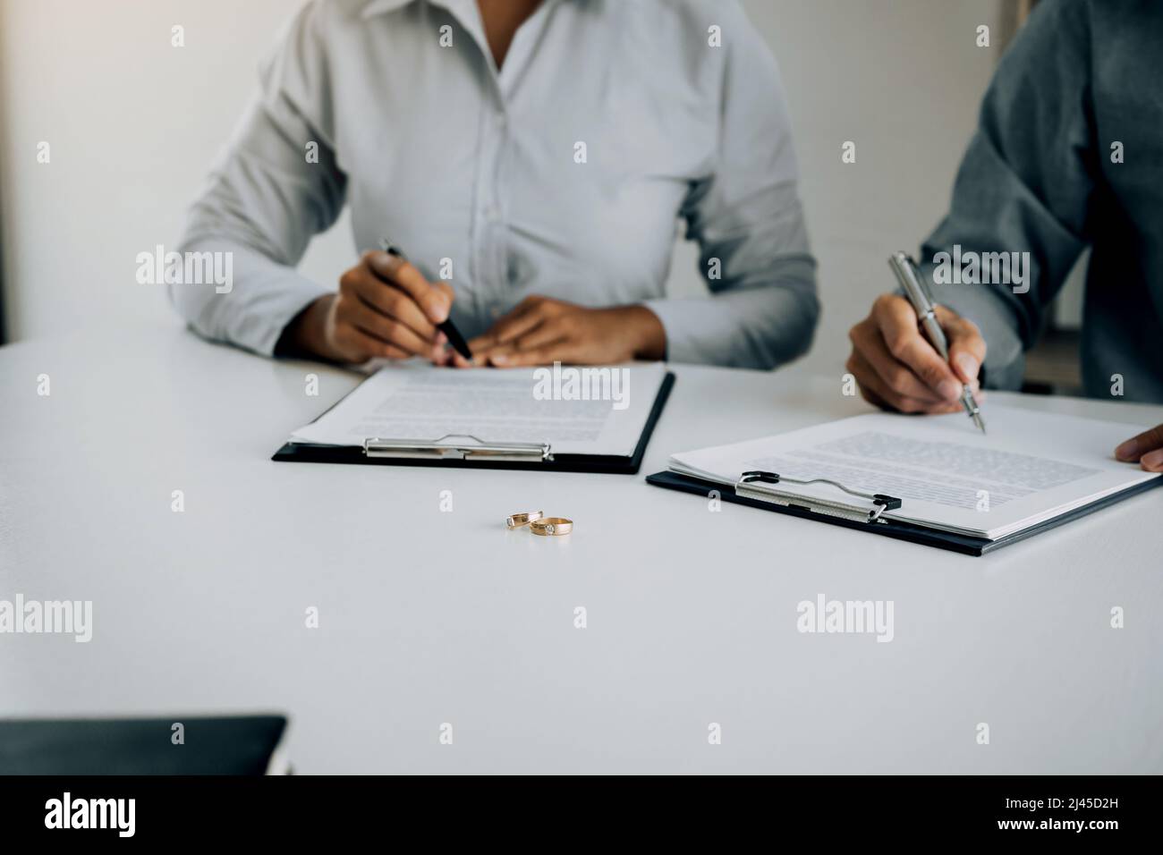 Husband and wife crate signing divorce documents at lawyer office Stock ...