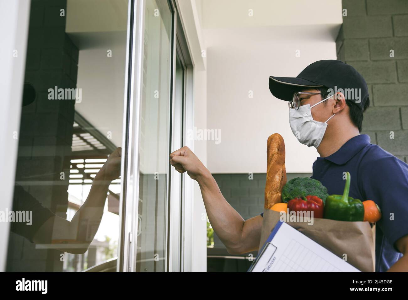 Man woman knocking on door hi-res stock photography and images - Alamy