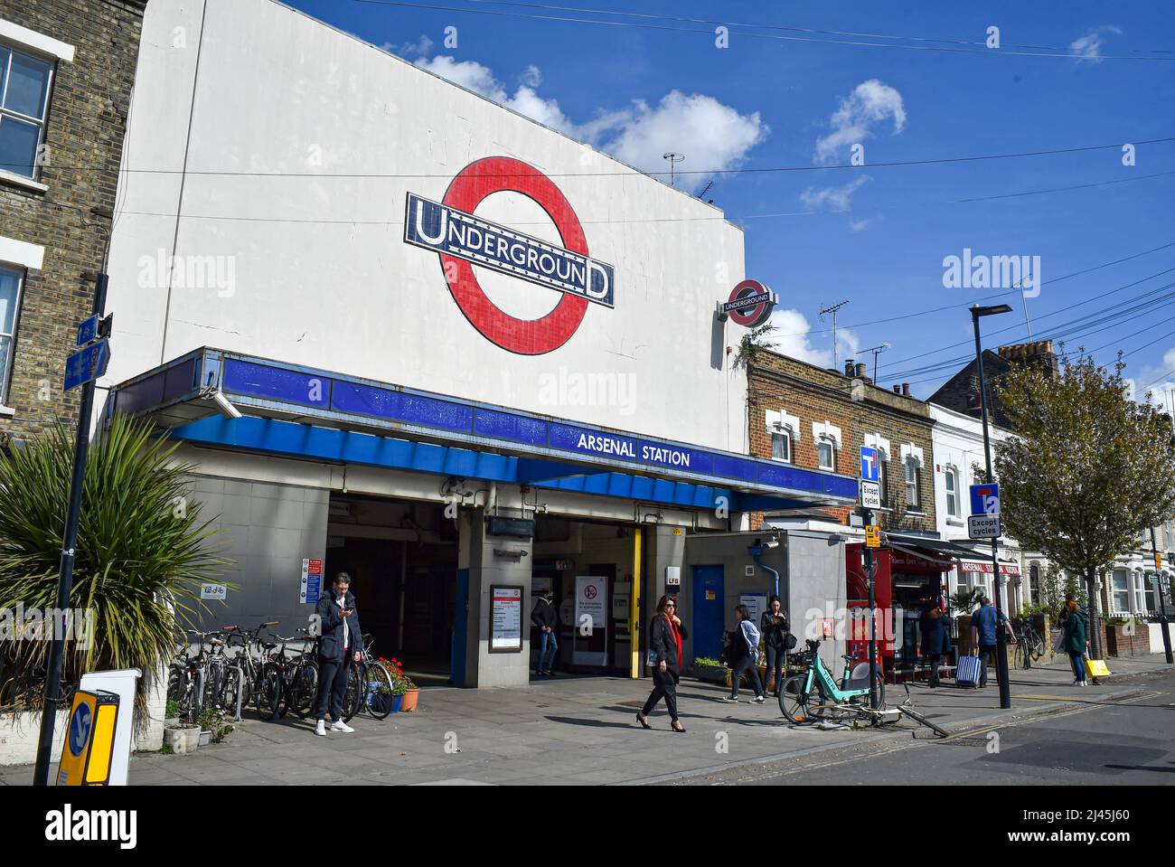 Arsenal underground station london hi-res stock photography and images ...