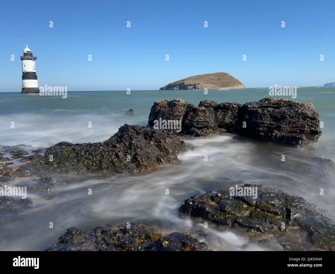 Lighthouse waves crashing black rocks hi-res stock photography and images - Alamy