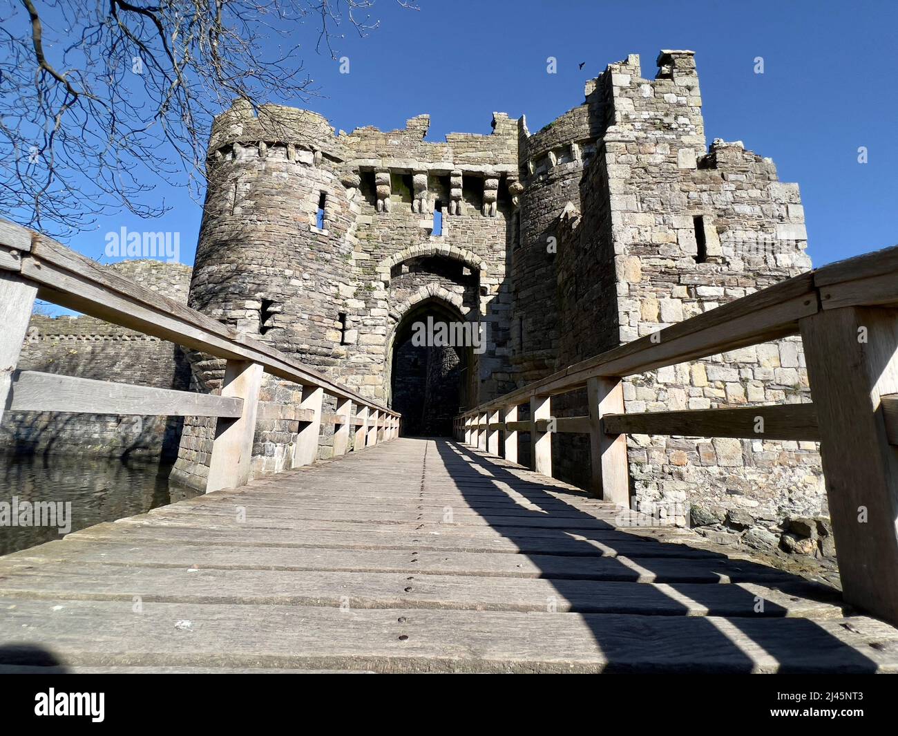 Medieval castle moat drawbridge hi-res stock photography and images - Alamy