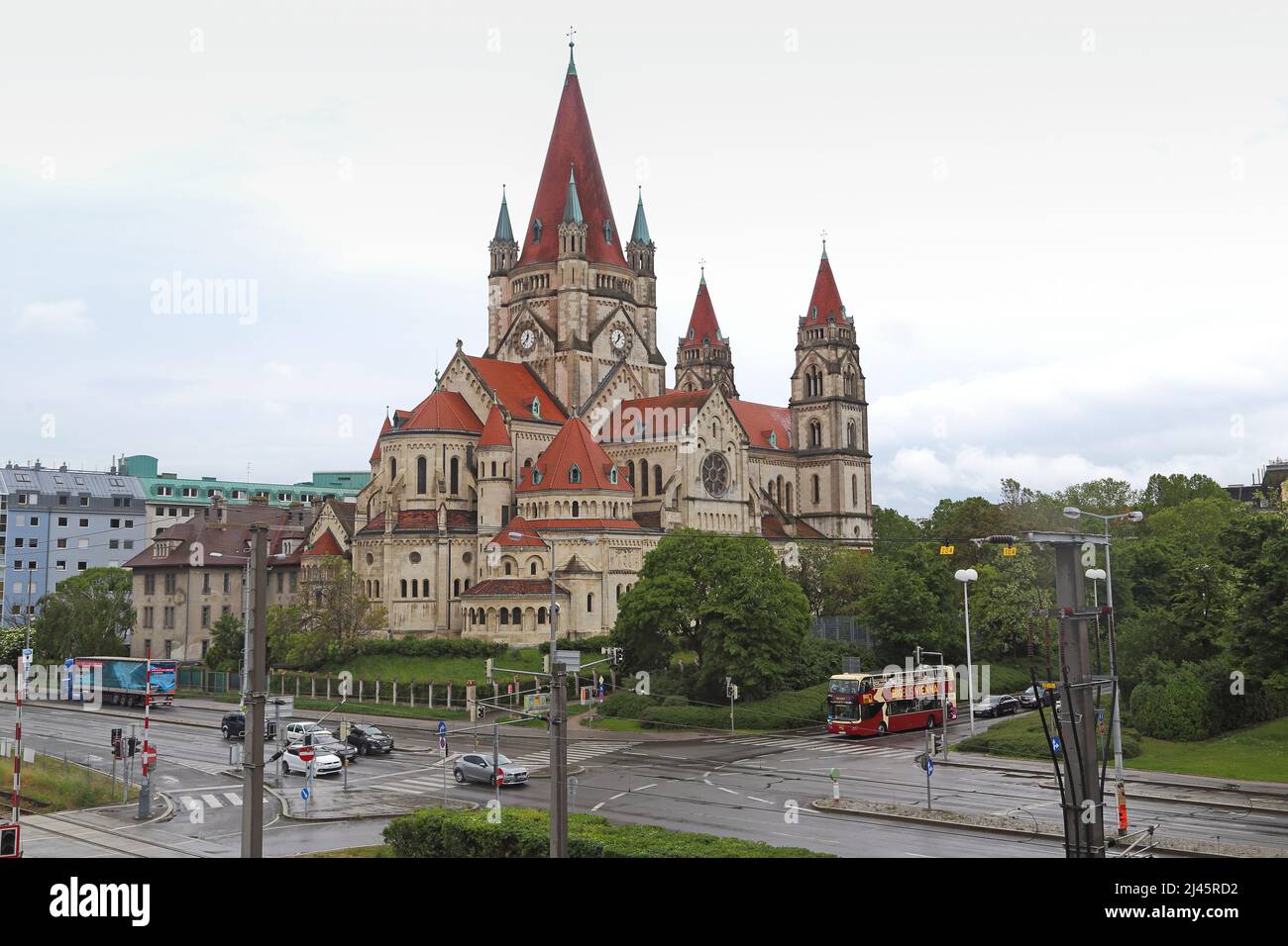 Romanesque style architecture hi-res stock photography and images - Alamy
