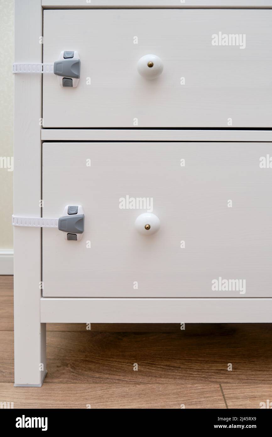 Danger for the baby to pinch the hand of the cabinet door or chest of ...