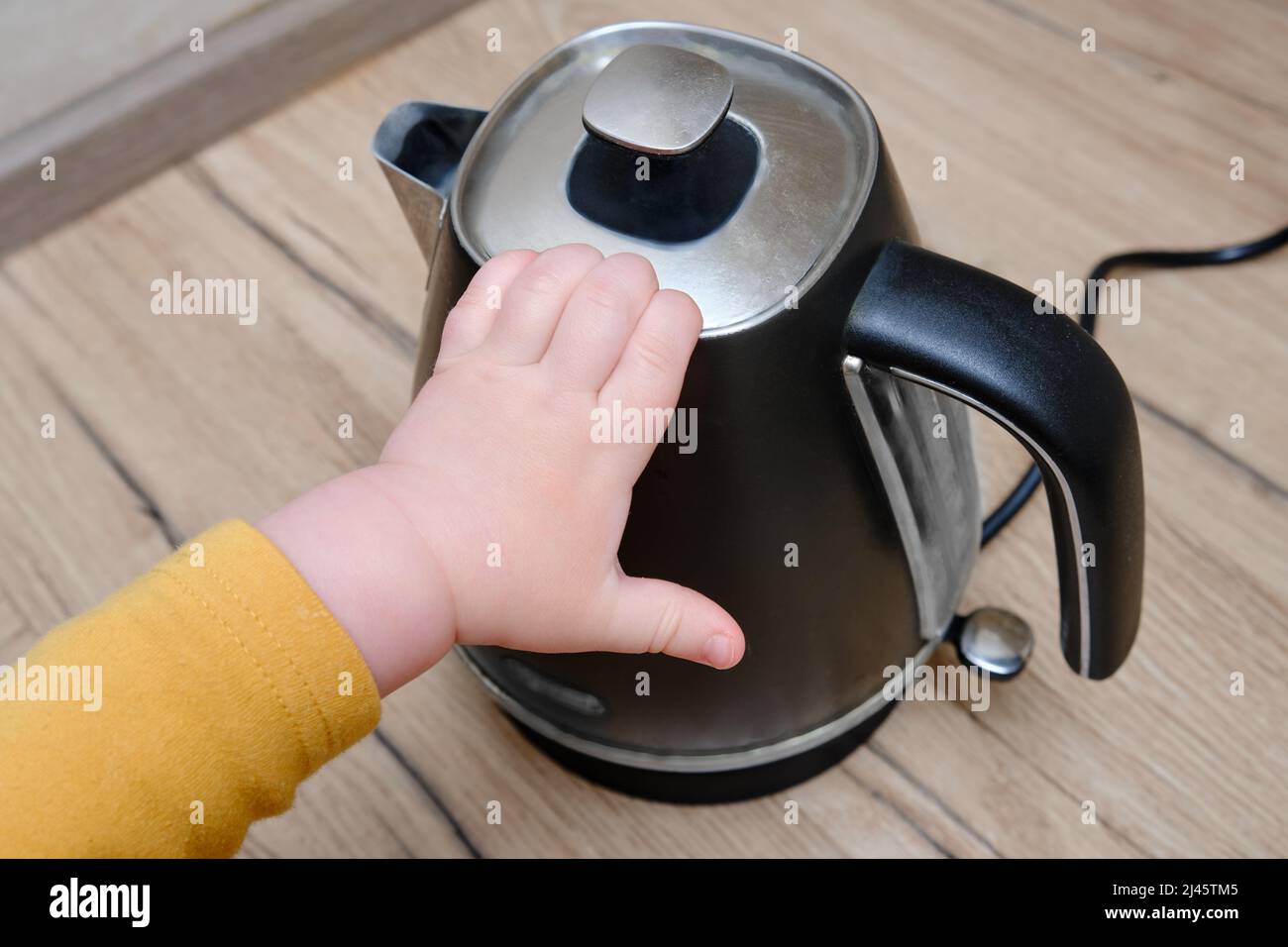 Child burn hand hot water hi-res stock photography and images - Alamy