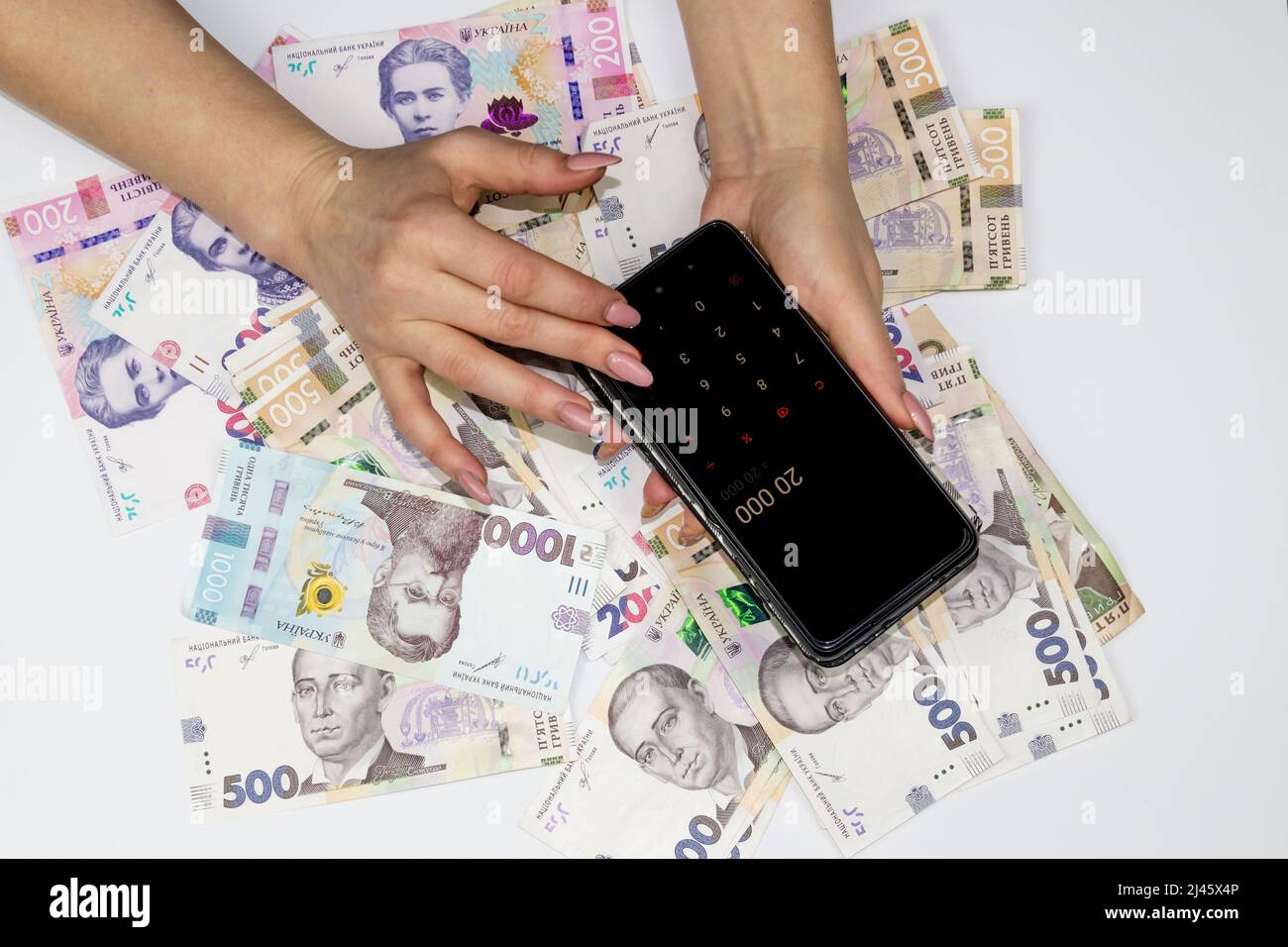 Female hands count money 1000 hi-res stock photography and images - Alamy