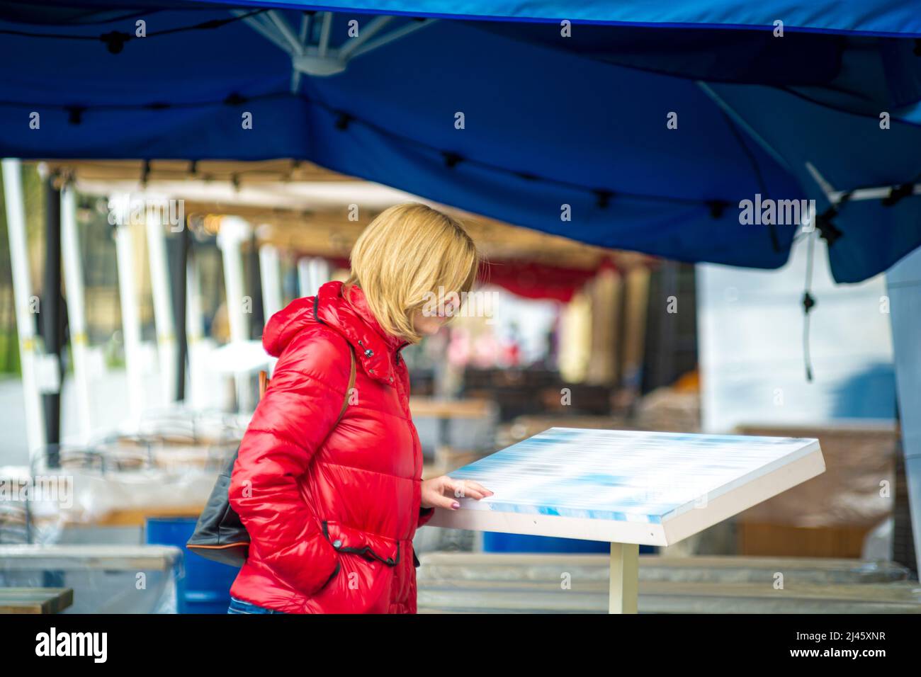 Tourist reading menu hi-res stock photography and images - Alamy