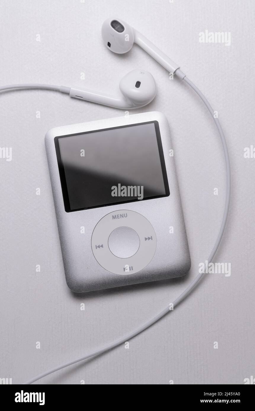 Silver ipod classic hi-res stock photography and images - Alamy