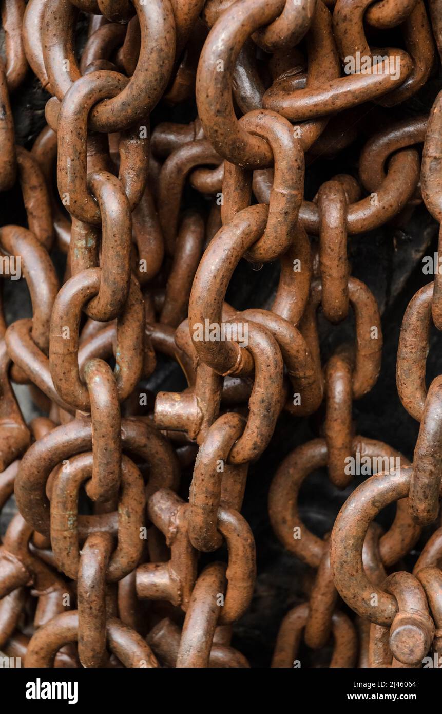 Rusty heavy-duty iron chain Stock Photo - Alamy