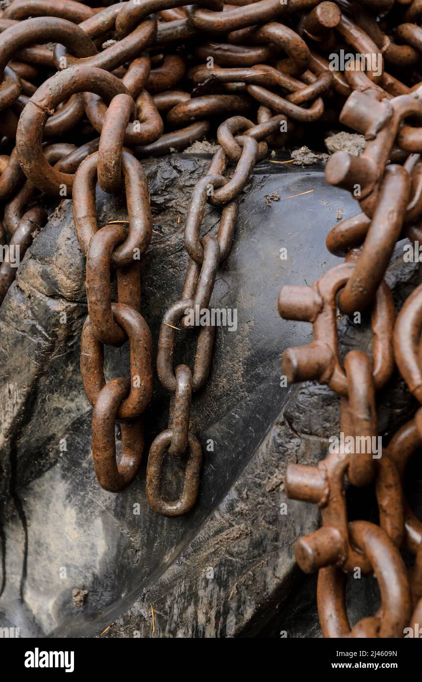 Rusty heavy-duty iron chain Stock Photo - Alamy