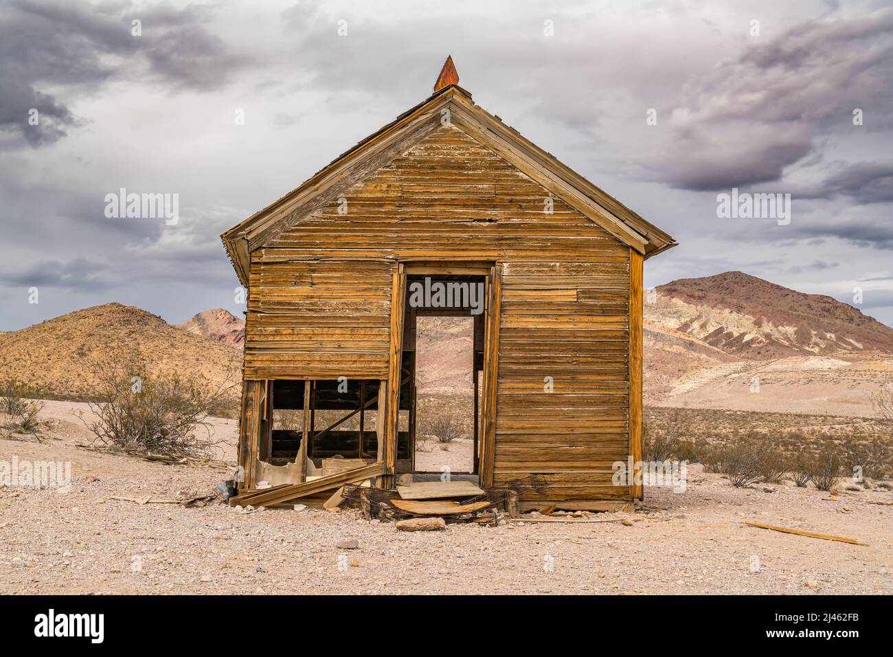 Old abandoned home in the middle of the Nevada desert with mountains in ...
